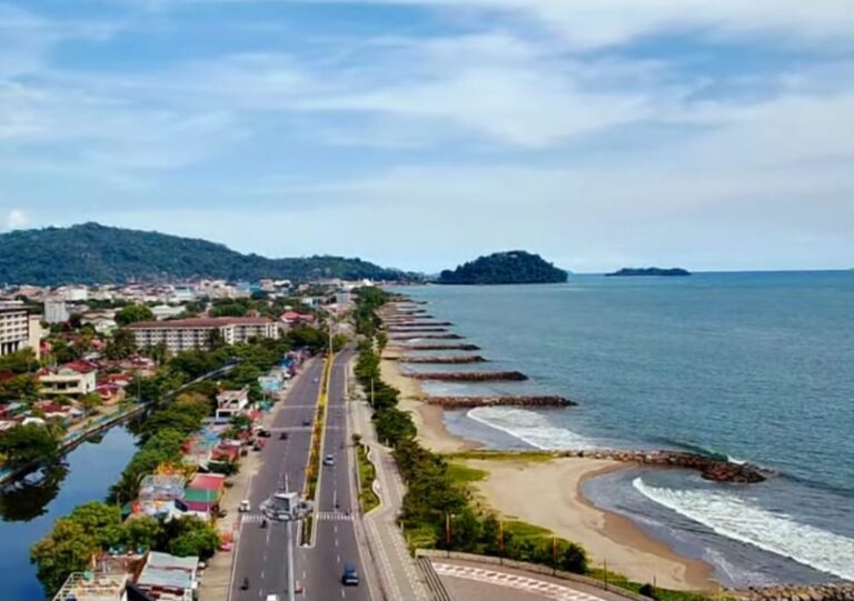 Sunset di Pantai Padang, Sumatera Barat: Keindahan Matahari Terbenam ...