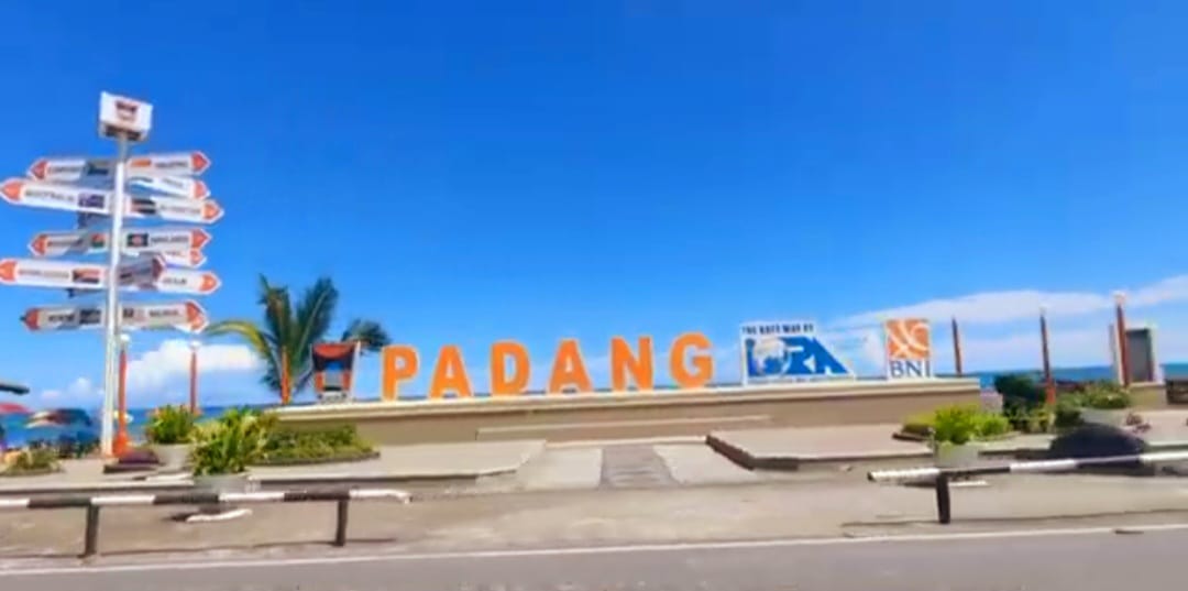 Sunset di Pantai Padang, Sumatera Barat: Keindahan Matahari Terbenam ...