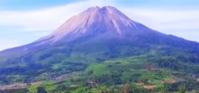 10 Gunung di Medan, Ada yang tertinggi, Cocok Untuk Hiking & Sebagian ...