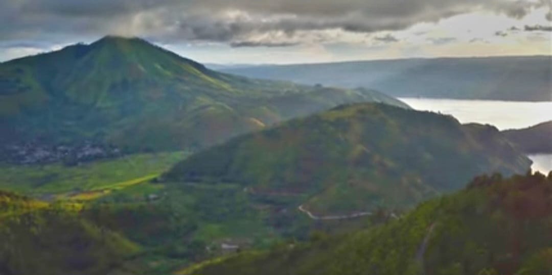 6 Gunung Berapi di Danau Toba, Daftar Gunung Berapi Aktif Dekat Danau ...